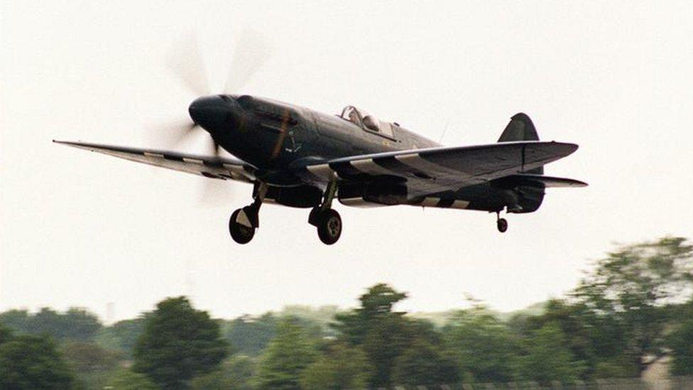 Kent Spitfire fleet 'to fly England team home' - BBC News