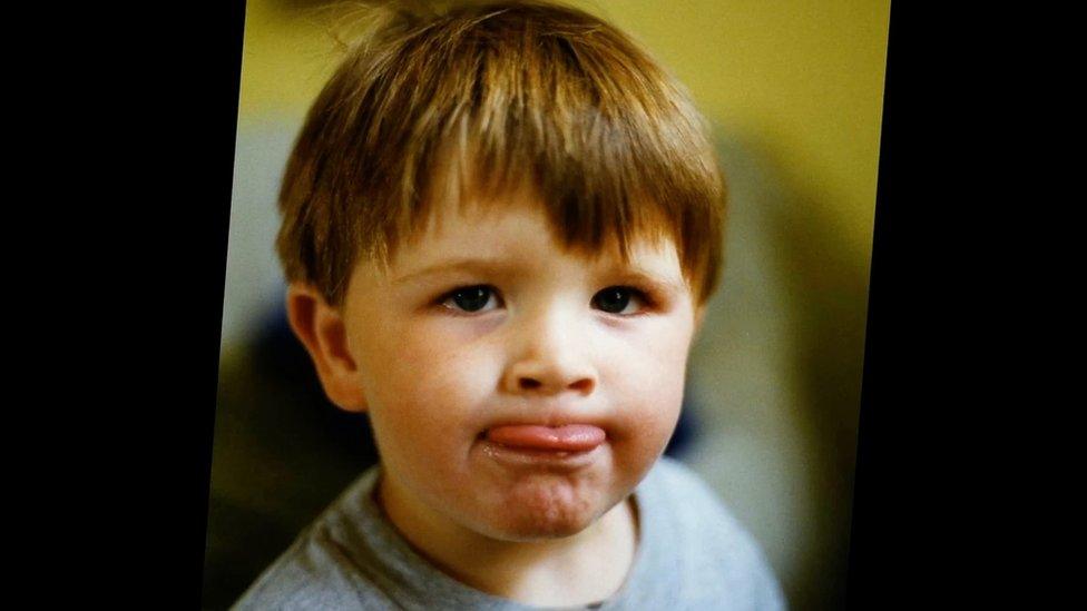 Dedicated dad snaps son in photo every day for 21 years - BBC News