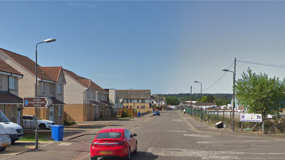 Pedestrian dies after being hit by lorry in Grangemouth - BBC News