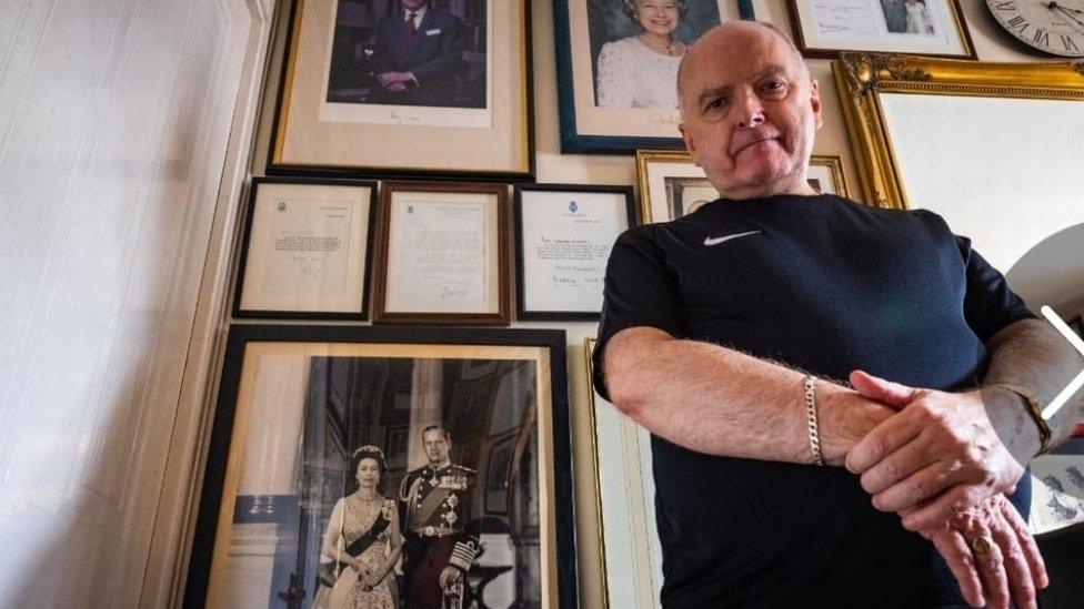 Derby autograph hunter was asked to Charles' wedding - BBC News