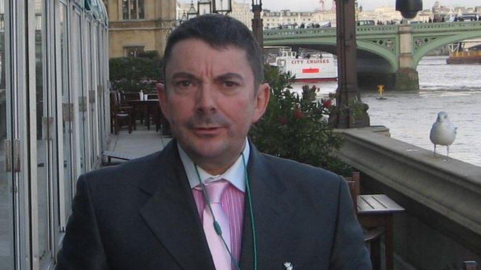 M61 crash: Dashcam captures high-speed crash on unlit motorway - BBC News