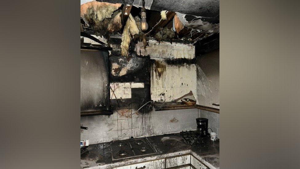 Chip pan fire destroys Corringham kitchen - BBC News