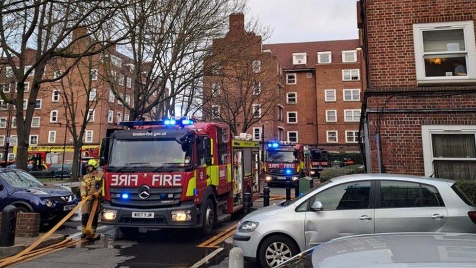 Hackney fire: Woman found dead after flat blaze - BBC News
