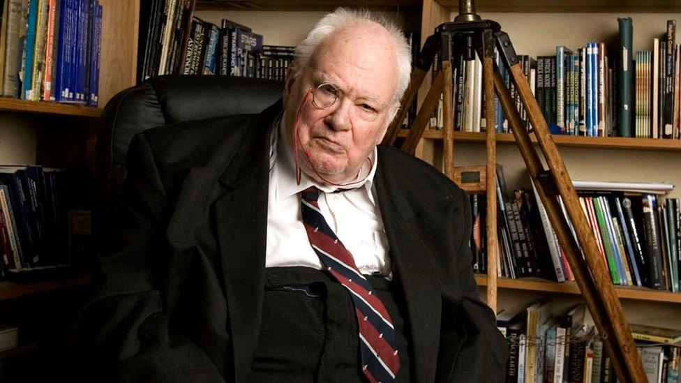 Sir Patrick Moore's monocle and xylophone auctioned - BBC News