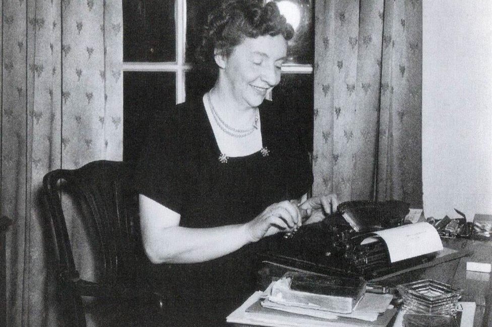 The opera-loving sisters who 'stumbled' into heroism - BBC News