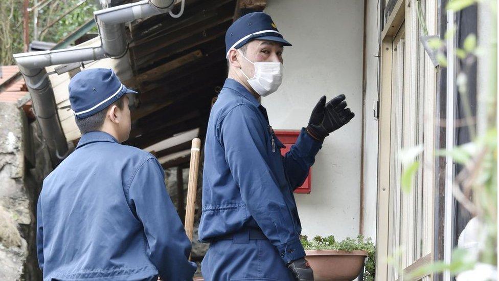 Thousands of Japanese police hunt for escaped prisoner - BBC News