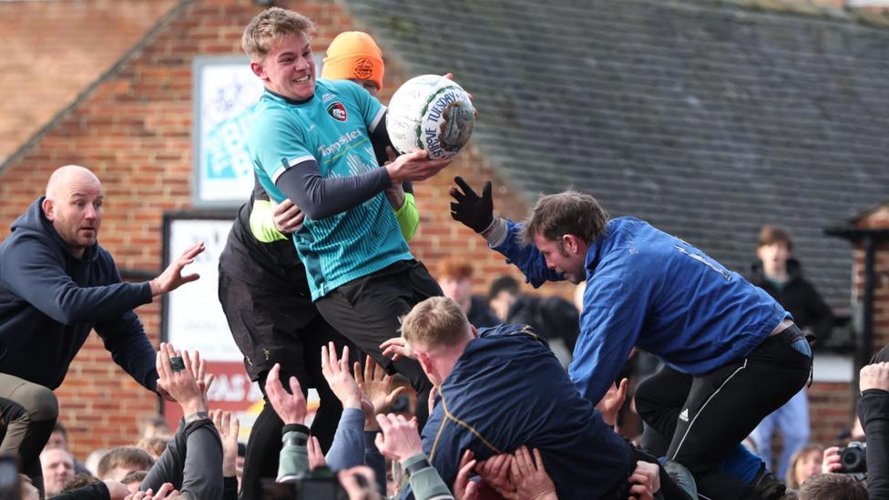 Jedburgh hand ba': Street sport's future is in good hands - BBC News
