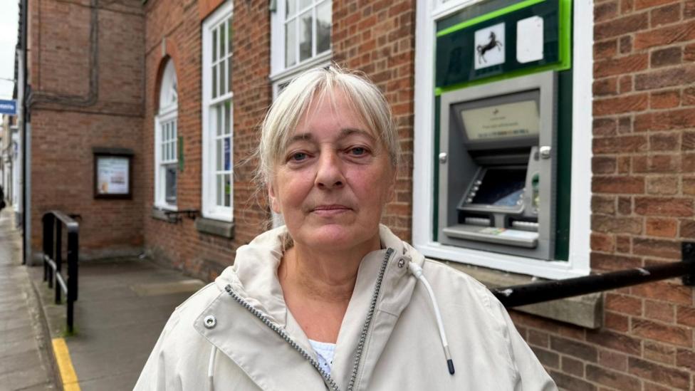 Hedon Lloyds bank branch closure a 'tragedy,' say residents - BBC News