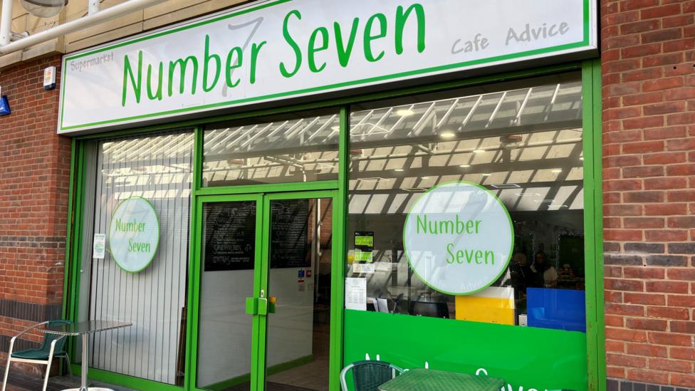 Frank Field: Birkenhead pays tribute to 'visionary' ex-MP - BBC News