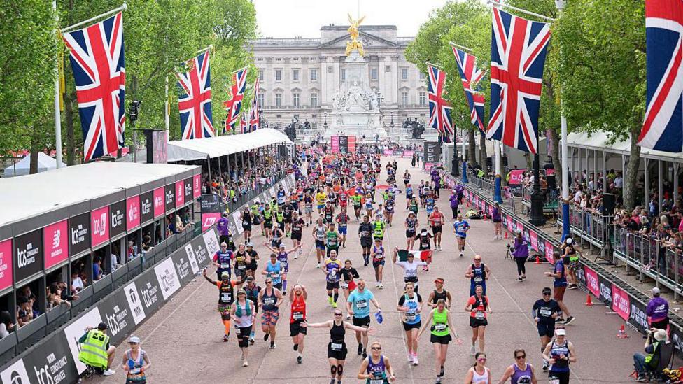 London Marathon: How ultrarunner's viral moment inspired change - BBC Sport