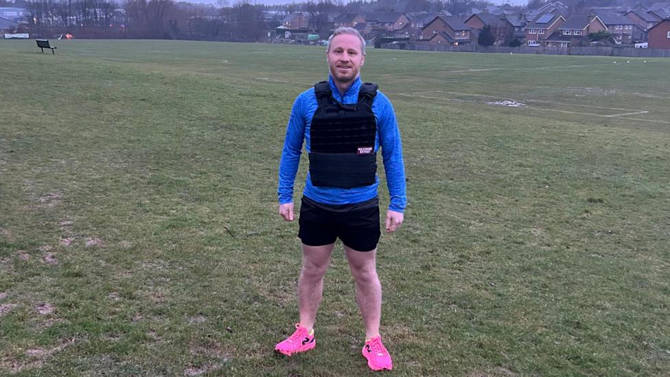 Uckfield: Dad runs 10 marathons in 10 days for his baby daughter - BBC News