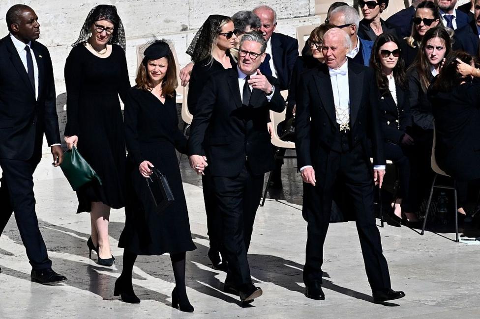 Who is at the Pope's funeral in pictures: Trump, Macron, Prince William ...