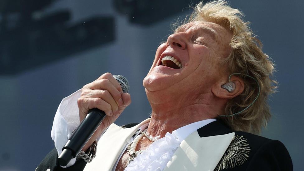 Rod Stewart at Glastonbury: Old school charm from another era - BBC News