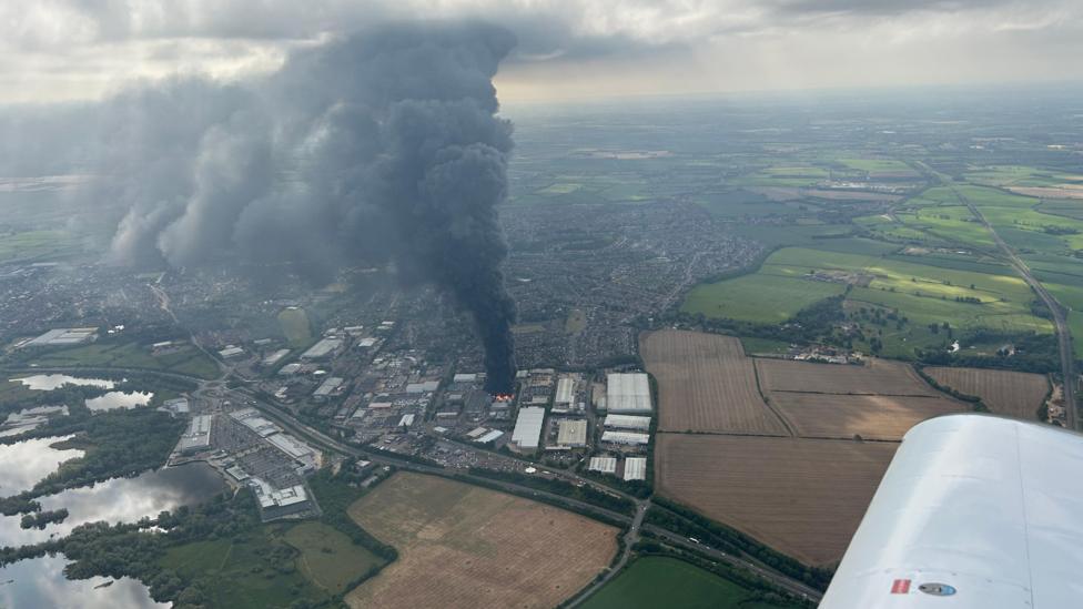 Major Rushden warehouse fire tackled by crews - BBC News
