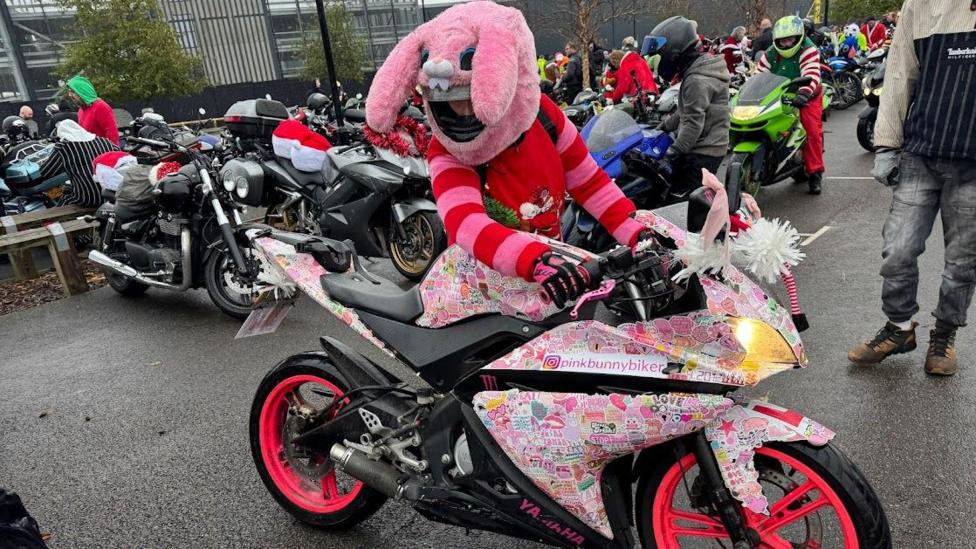 Reading Toy Run: Biker convoy delivers festive cheer - BBC News