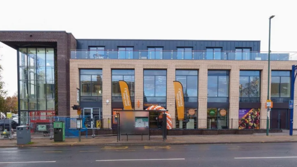 Issues at new Sherwood library 'to be fixed in three weeks' - BBC News