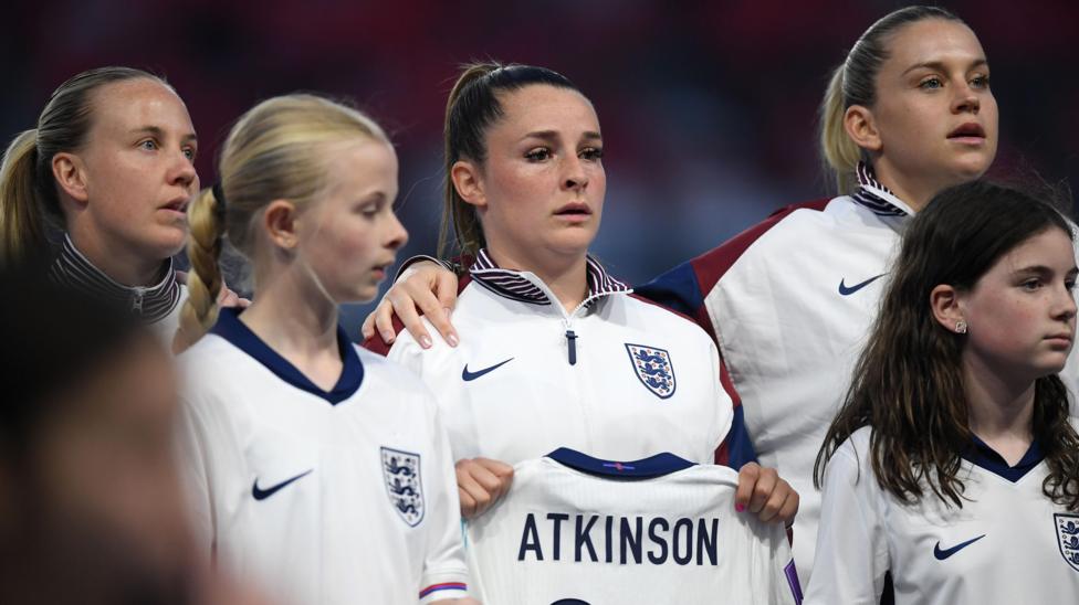 England Lionesses pay tribute to Poppy Atkinson, 10 - BBC News