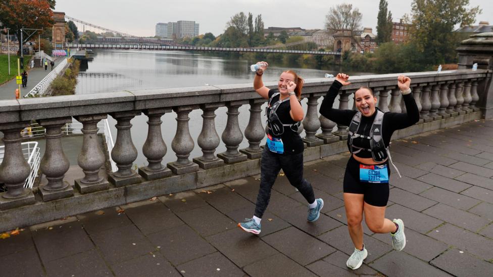 Thousands take part in Glasgow's Great Scottish Run - BBC News