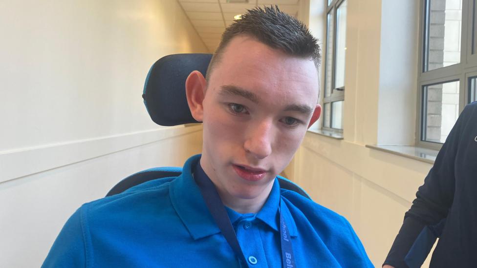 Makaton: Pupil creates 'musical dream' in joint choir performance - BBC ...