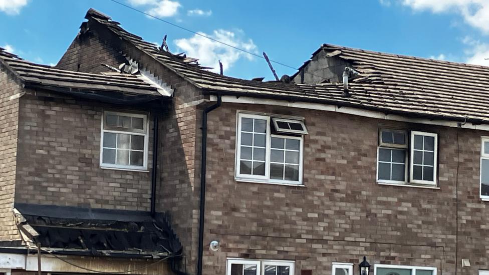 Firefighters battle Thatcham house fire for five hours - BBC News