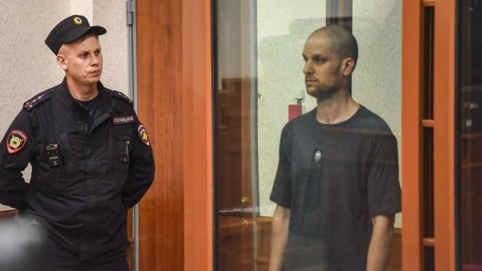 Steve Rosenberg: How stage was set for Russia prisoner swap - BBC News