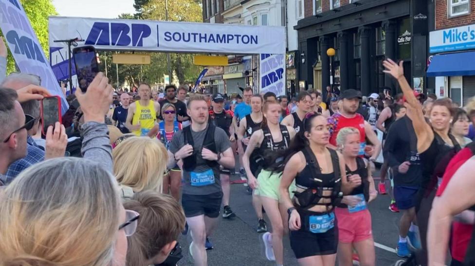 Southampton Marathon marks 10th anniversary - BBC News