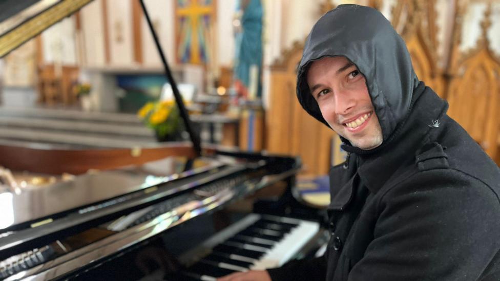 Homeless piano player raises thousands for charity - BBC News