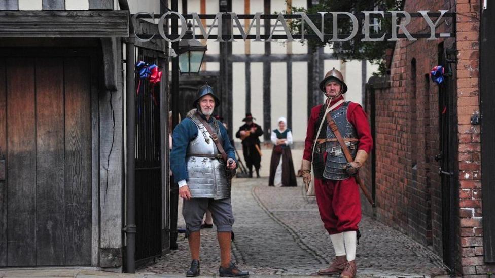 Bromsgrove's Avoncroft Museum restores 200-year-old windmill - BBC News