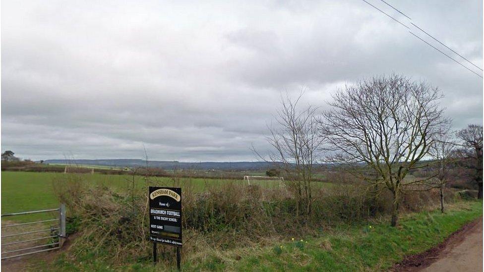 Boy, 12, hit by fencing at Bampton match dies - BBC News