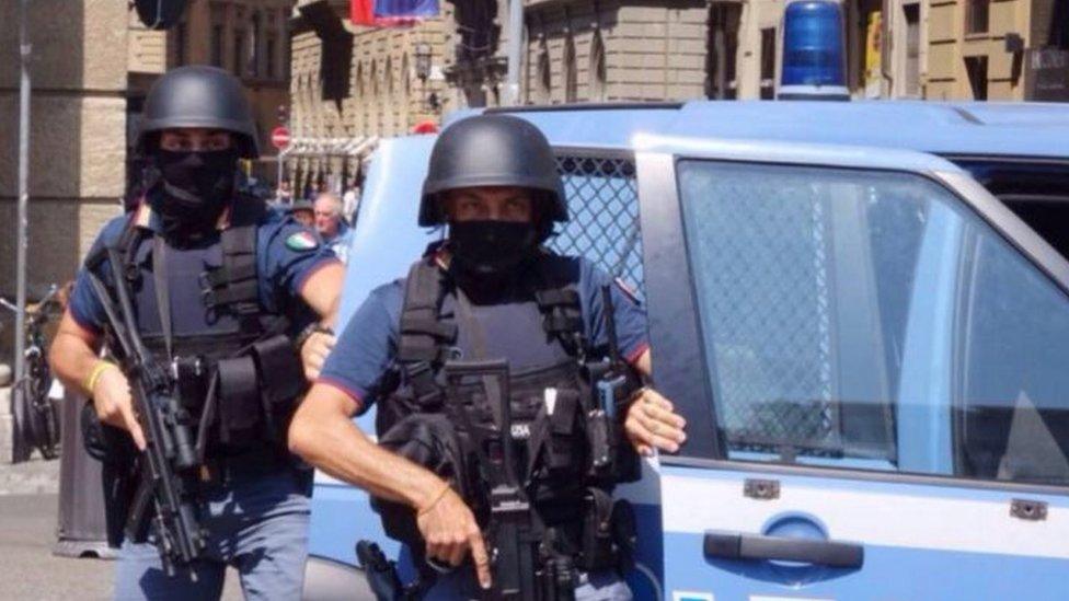 Italian police in Venice arrest three Jihadists - BBC News