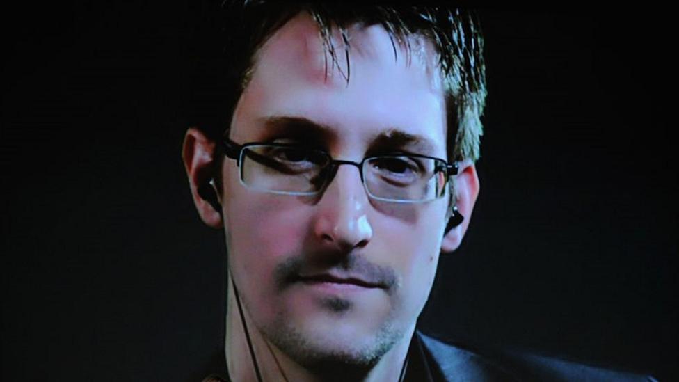 Snowden designs phone case to spot hack attacks - BBC News