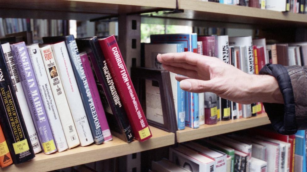 Reading council needs old books and cash for its libraries - BBC News