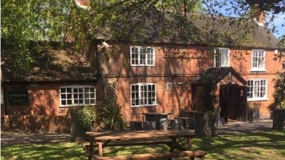 Man makes model of Strelley pub in memory of late wife - BBC News