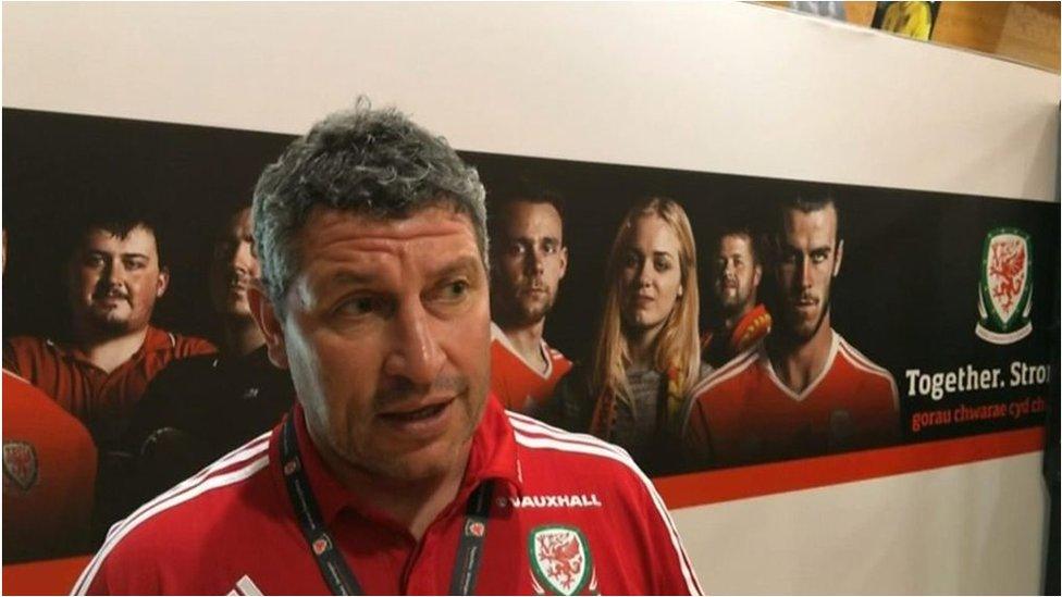 Wales assistant coach Osian Roberts honoured by university - BBC News