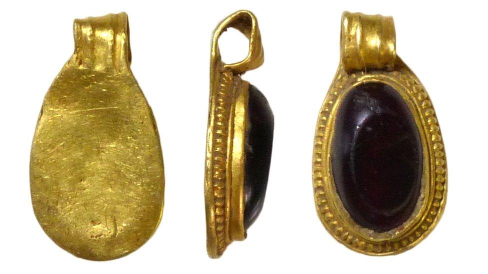 Anglo-Saxon pendant: Norfolk treasure find links to 'royal' past - BBC News