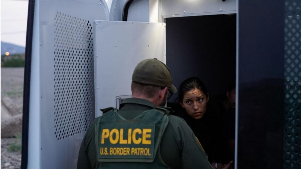 Tens of thousands at US border as Title 42 migrant policy ends - BBC News