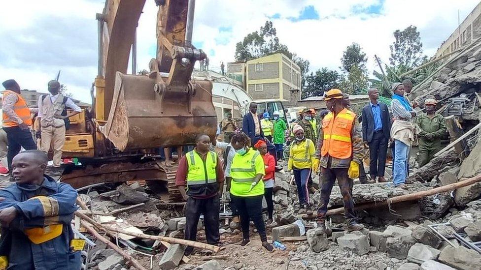 Kenya Kiambu building collapse: Rescue efforts under way - BBC News
