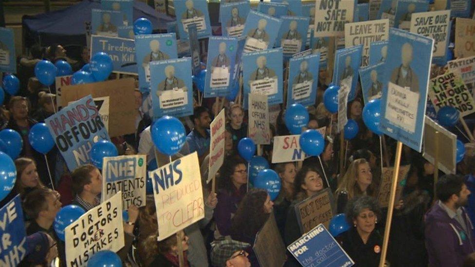 Junior doctors in Leeds protest over contract changes - BBC News