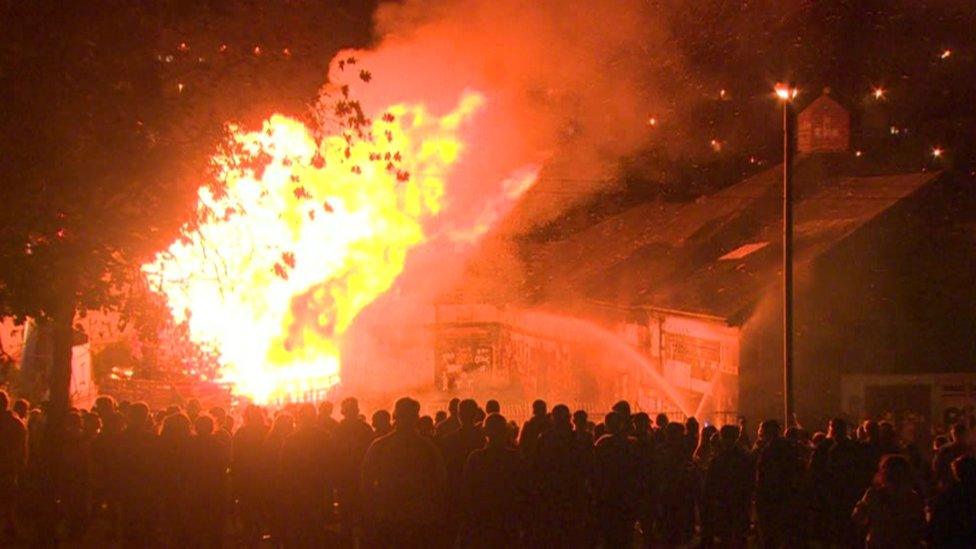 Murdered officers' names burned on Londonderry bonfire - BBC News