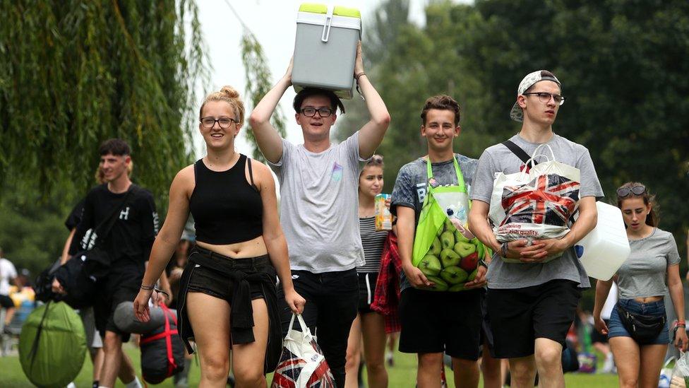 In pictures: Reading Festival welcomes first arrivals - BBC News