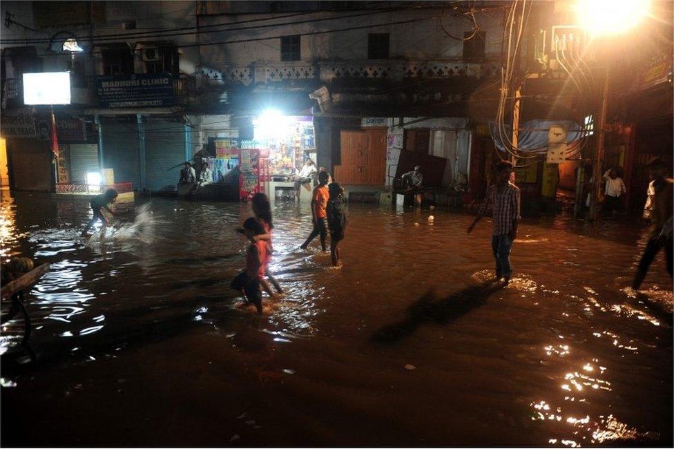 Varanasi: Floods stop funerals in India holy city - BBC News