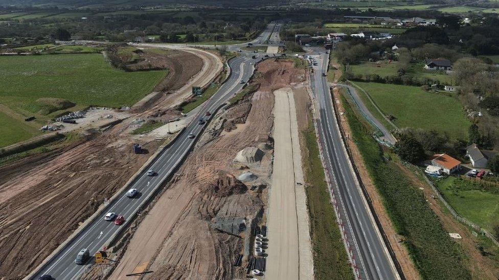 A30 upgrade: Cornish hedging rebuilt - BBC News