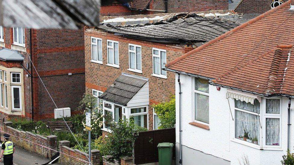 Hemel Hempstead house's roof collapses after 'loud explosion' - BBC News