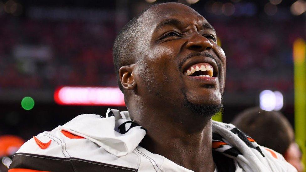 Former NFL player Chris Smith dies at 31 - BBC News