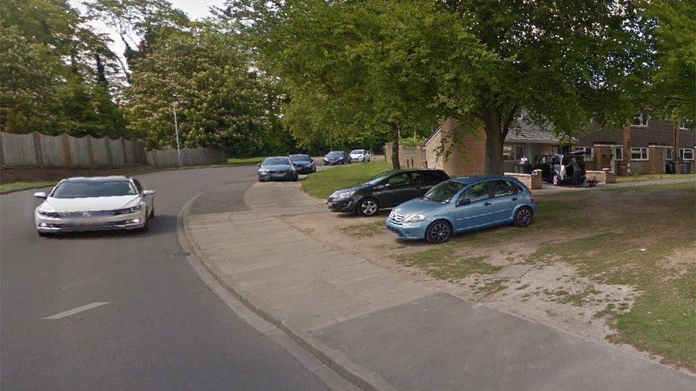 Luton woman in her 70s robbed on post-lockdown walk - BBC News