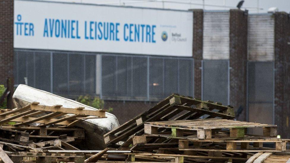 PSNI 'did not hold meetings with UVF' over bonfire dispute - BBC News