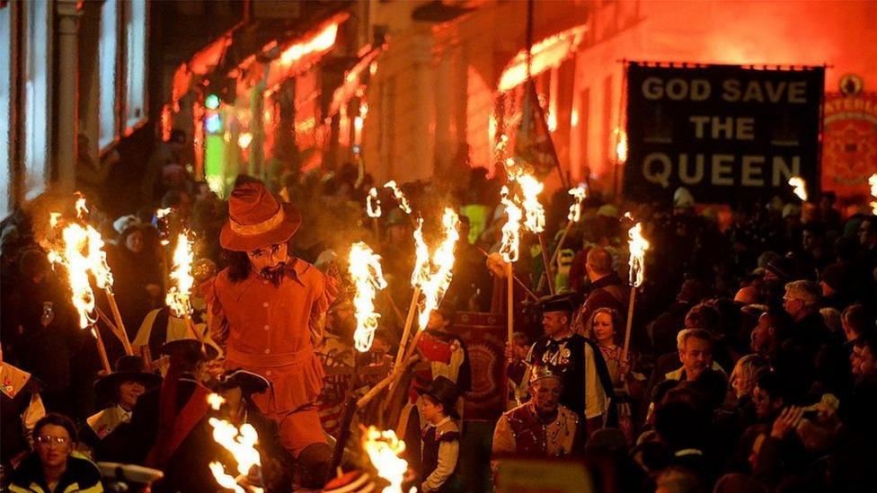 Lewes Bonfire Night: Rishi Sunak unveiled as effigy - BBC News