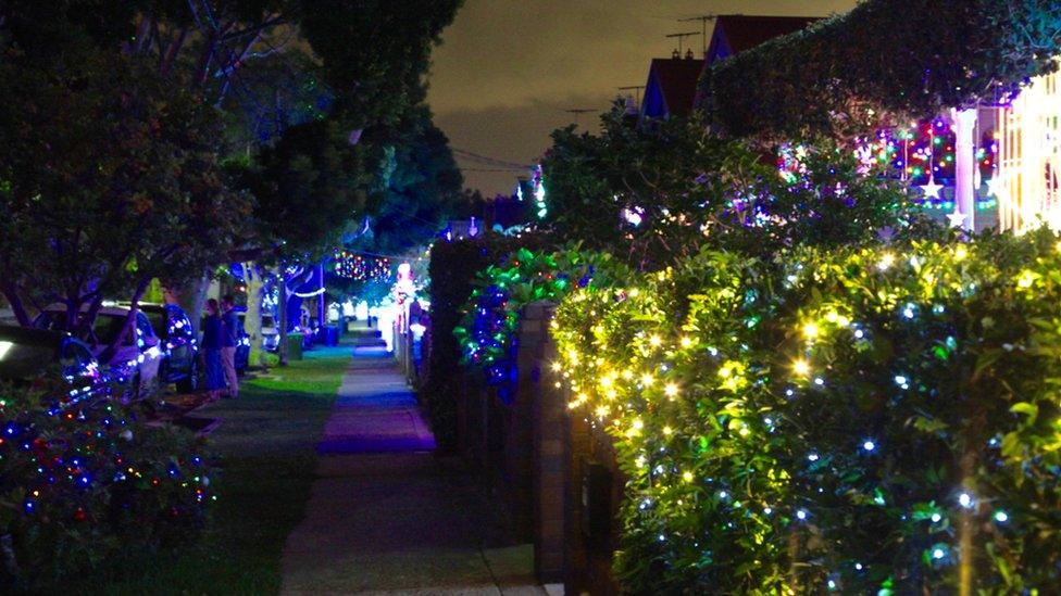 How Christmas lights made an Australian street famous - BBC News