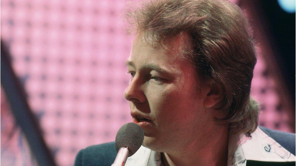Former pop singer turned priest Peter Skellern dies - BBC News