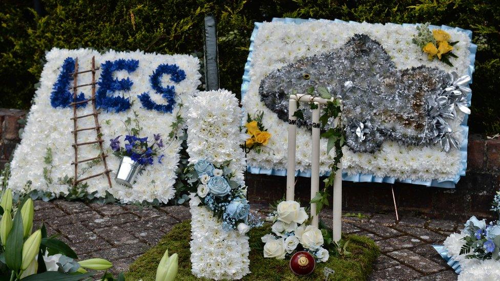 Westminster attack: Funeral held for Leslie Rhodes - BBC News